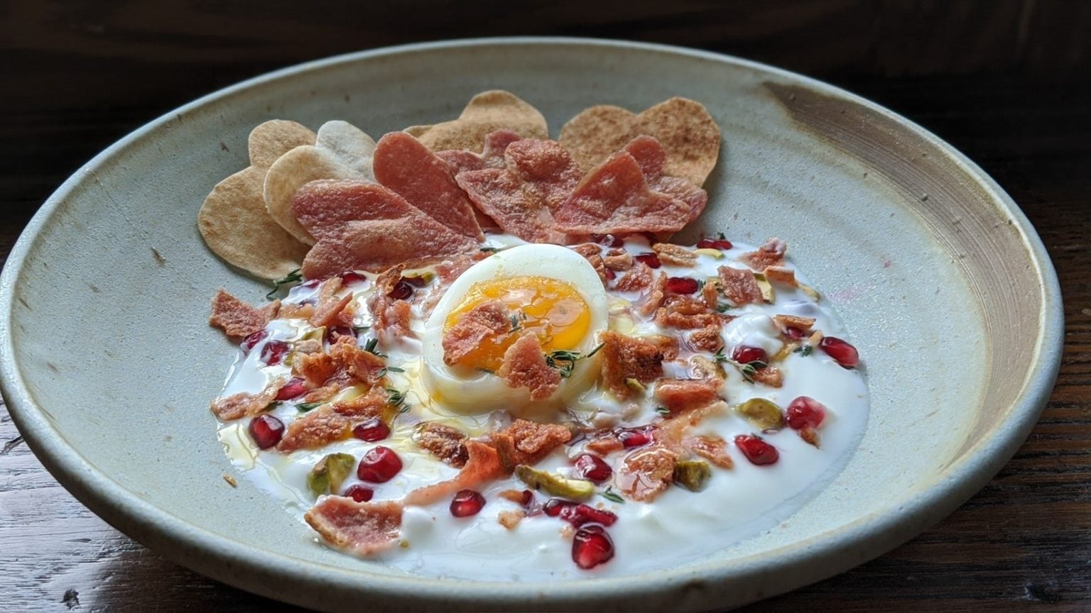 Labné aux pistaches, pomme grenade, miel et bacon de dindon
