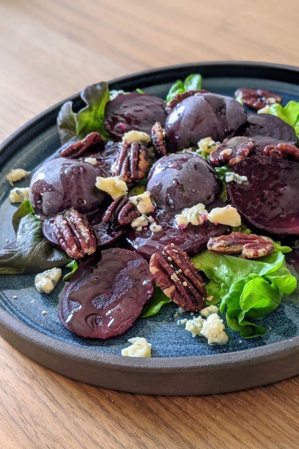 Salade de betteraves, patates bleues, fromage bleu et vinaigrette à l ...