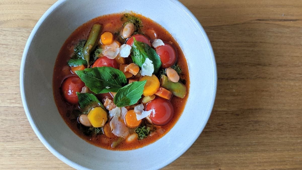 Soupe minestrone classique aux haricots cocos